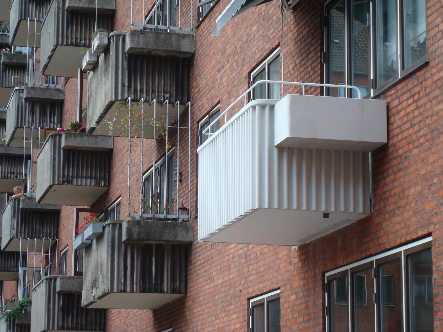 Renovation of balconies and facades with UHPC
