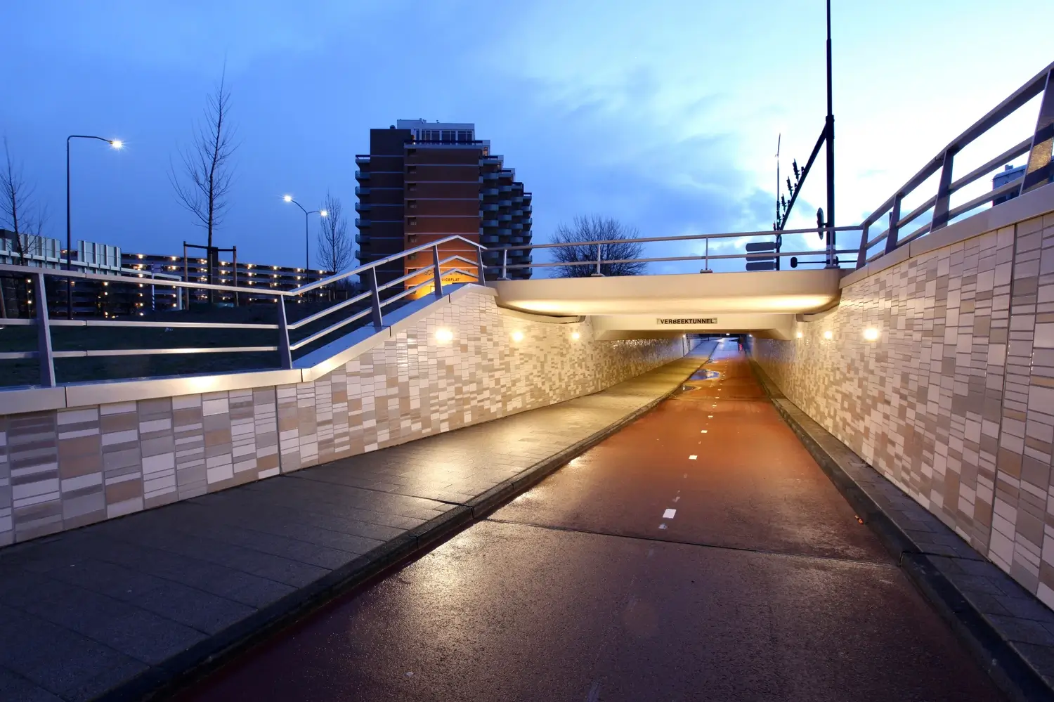 Moderne fiets- en voetgangersbrug in ultra-hogesterktebeton